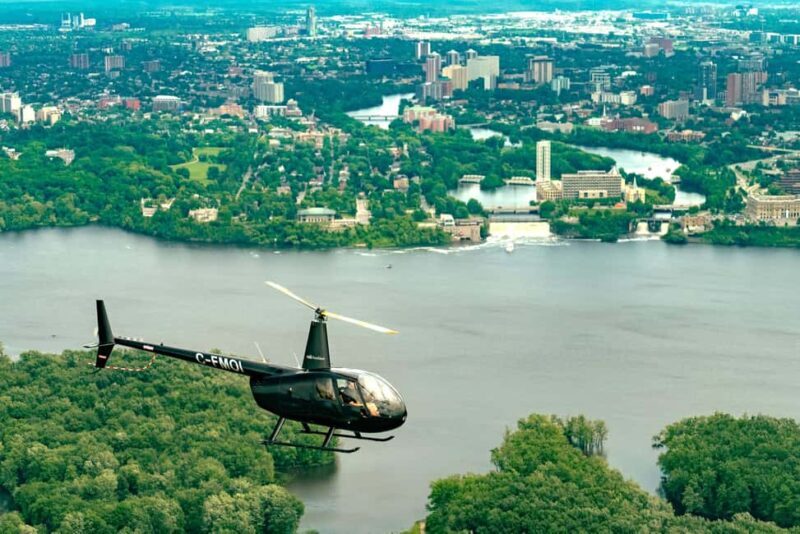 Ottawa: Panoramic helicopter flight (Gatineau Park + downtown) - The Experience in Detail