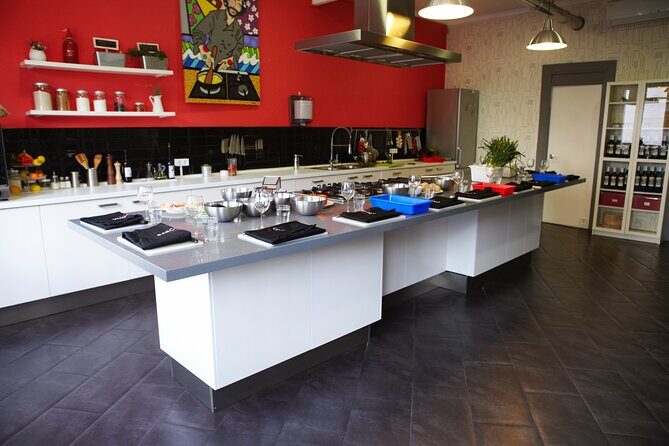 Paella Class & Bottomless Wine: Las Ramblas Views - The Group Size and Social Vibe