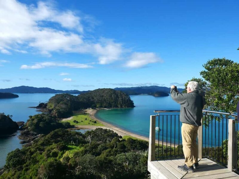 Paihia/Russell: Hole in the Rock Cruise with 2 Island Stops - The Crew and Guides