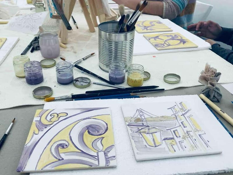 Paint your tile and create your unique piece in an art gallery in Lisbon - Key Points
