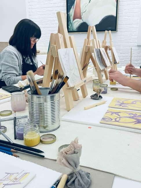 Paint your tile and create your unique piece in an art gallery in Lisbon - Authenticity, value, and what you leave with