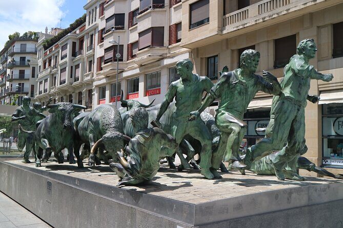 Pamplona Highlights Walking Tour with Coffee and Churros Break - Key Points