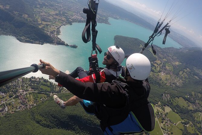 Paragliding Performance flight over the magnificent Lake Annecy - The Experience in Detail