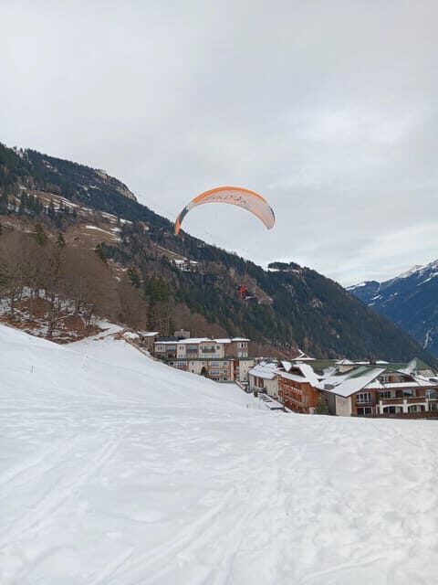Paragliding Tandem Flight - Guides and Crew: Who Makes It Special