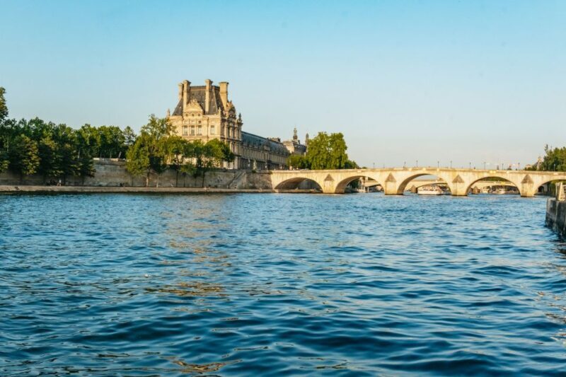Paris : 3-Course Gourmet Dinner Cruise on Seine River - Setting the Scene and Departure