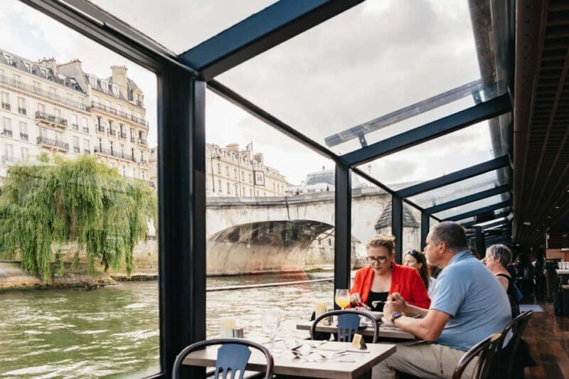 Paris : 3-Course Gourmet Dinner Cruise on Seine River - The Atmosphere and Entertainment