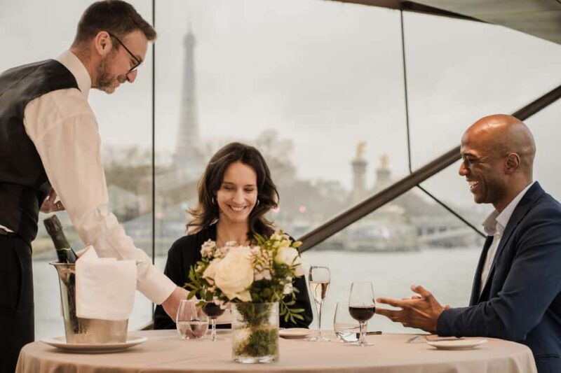 Paris: 4-Course Dinner Cruise on Seine River with Live Music - Why This Dinner Cruise Stands Out