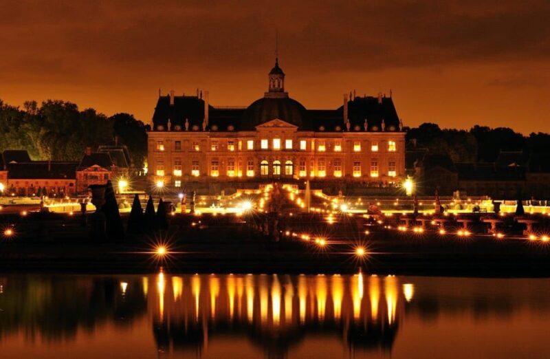 Paris: Candlelit Dinner at Vaux-le-Vicomte by Limousine - Candlelit Gardens and Evening Atmosphere