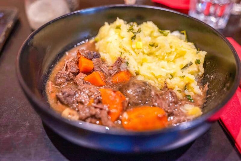 Paris: Champagne and Oysters Food Tour - Walk and Talk: Le Marais