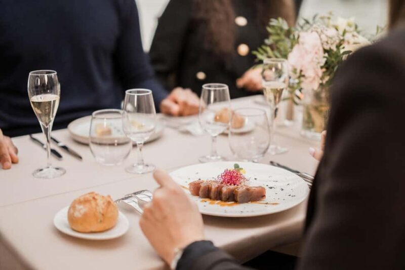 Paris : Christmas Special Lunch Cruise on the Seine River - Key Points