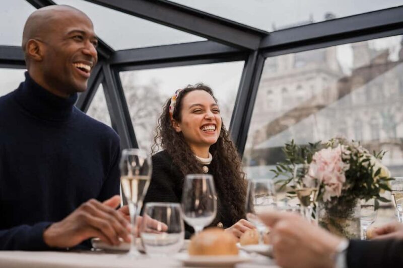 Paris : Christmas Special Lunch Cruise on the Seine River - An In-Depth Look at the Christmas Lunch Cruise