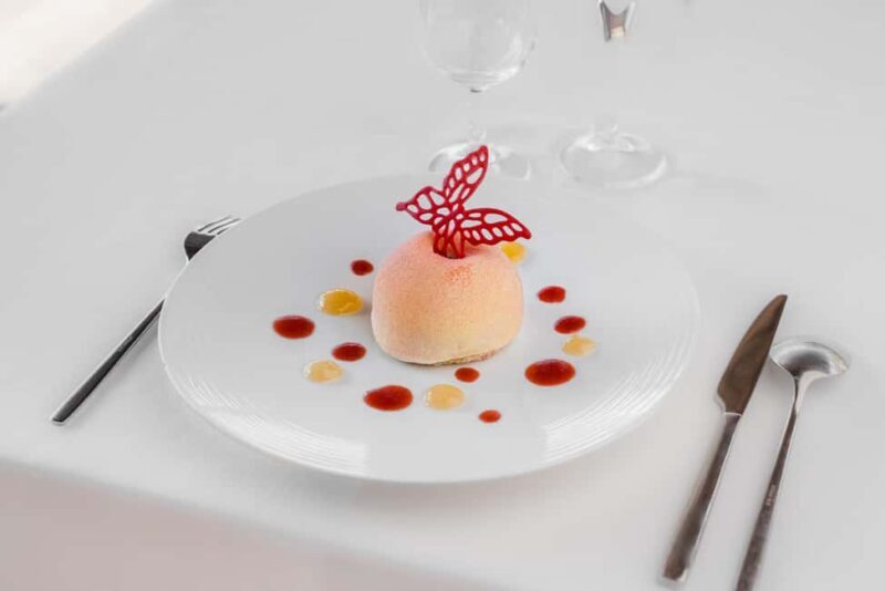 Paris : Christmas Special Lunch Cruise on the Seine River - FAQs