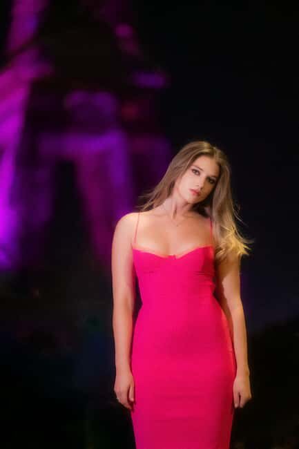 Paris: Eiffel Tower Night Photoshoot with 20 High End Edits - Whats Included and Whats Not