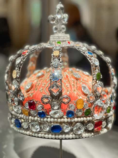 Paris: Guided tour in PORTUGUESE at the Louvre-semi-private - The Experience in Detail