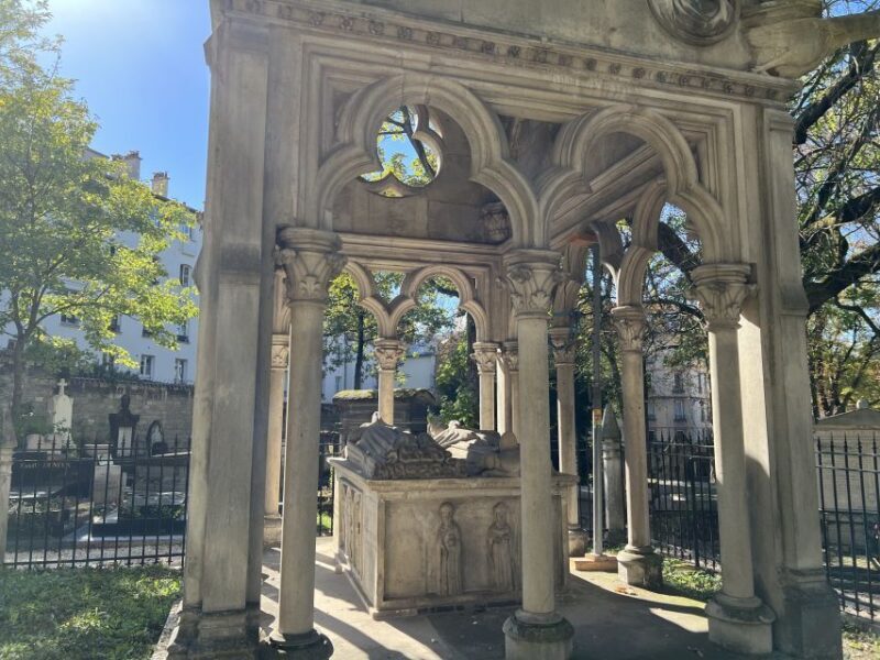 Paris: Haunted Père Lachaise Cemetery Guided Tour - The Experience: Atmosphere, Scenery, and Spooky Stories