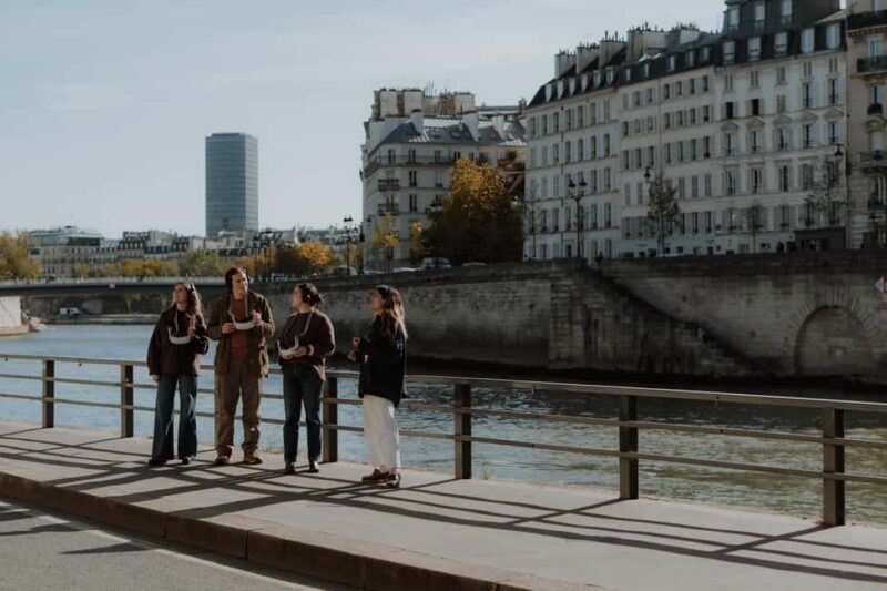 Paris: Historical Guided Tour of the Seine Riverbanks with Virtual Reality - Key Points