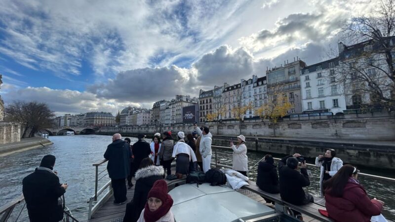 Paris: Illuminations River Cruise with Audio Commentary - Key Points