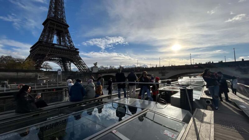 Paris: Illuminations River Cruise with Audio Commentary - The Experience on Board