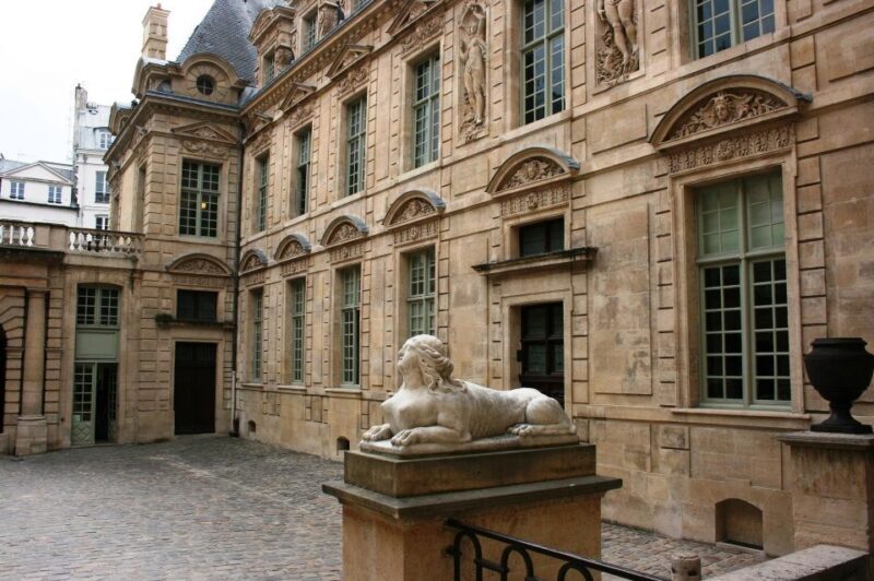 Paris: Le Marais Highlights Guided Small Group Walking Tour - Key Points