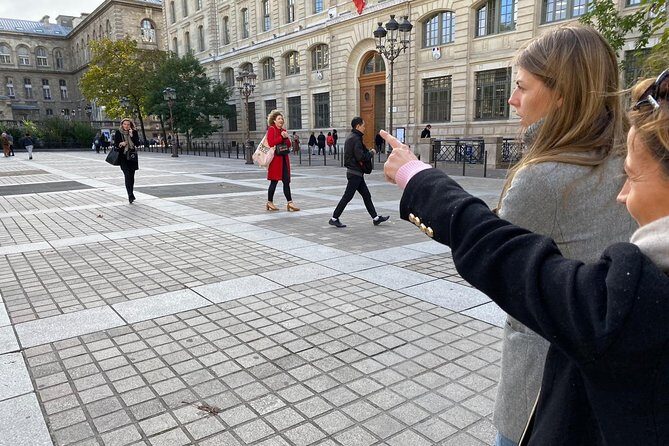 Paris & Louvre Semi Private or Private Tour with Île de la Cité - Key Points