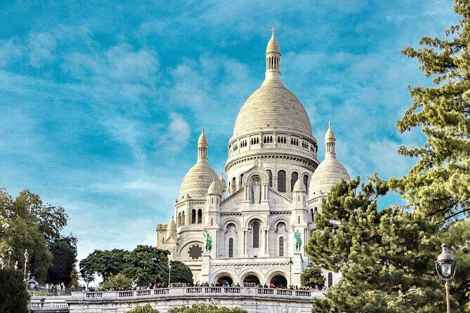 Paris Montmartre Free Walking Tour in English - Key Points