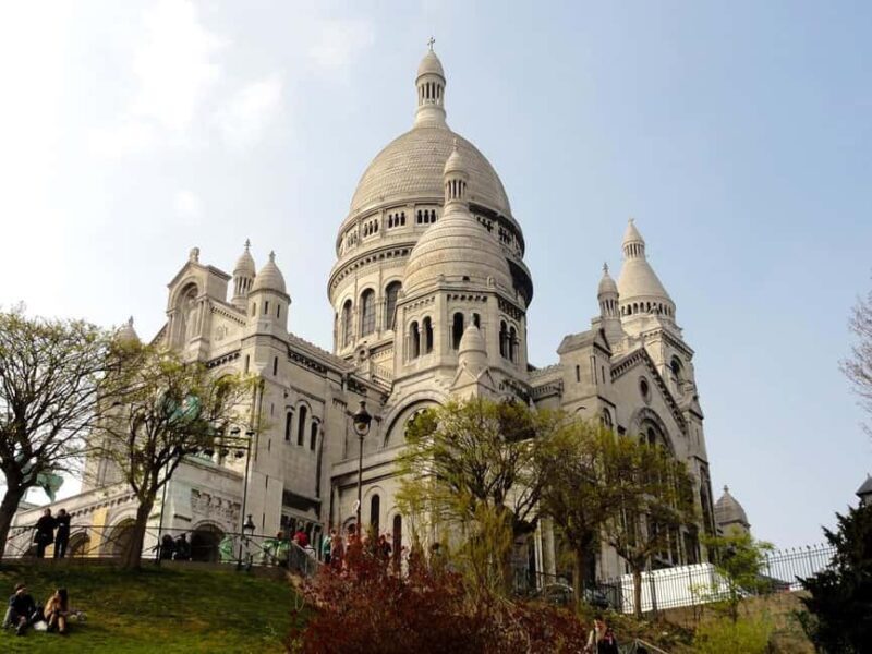 Paris : Montmartre highlights walking tour - Discovering Montmartre: A Neighborhood Full of Stories