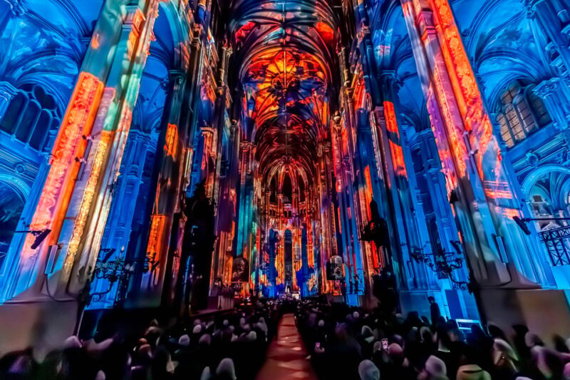 Paris: Nouveau spectacle Son et lumière - LUMINISCENCE - A Fresh Take on Parisian Nightlife: The LUMINISCENCE Sound and Light Show