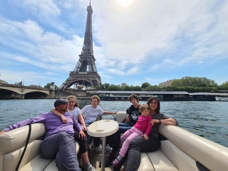 Paris: Private pontoon boat cruise on the Seine - An In-Depth Look at the Paris Private Pontoon Boat Cruise