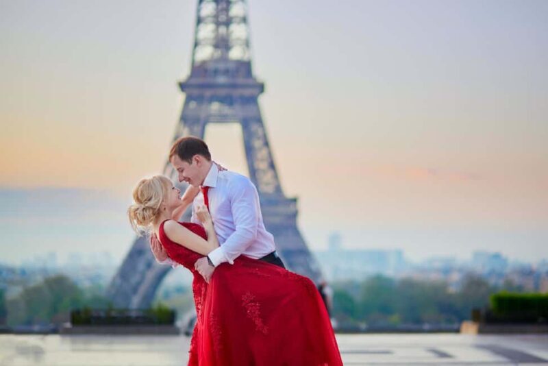 Paris: Romantic Couple Photoshoot (with flower bouquet!) - Key Points
