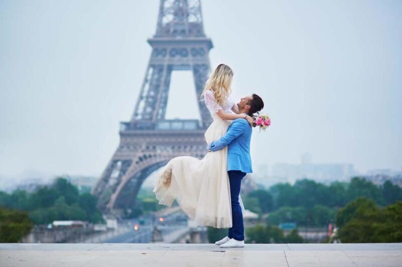 Paris: Romantic Couple Photoshoot (with flower bouquet!) - A Detailed Look at the Paris Romantic Photoshoot