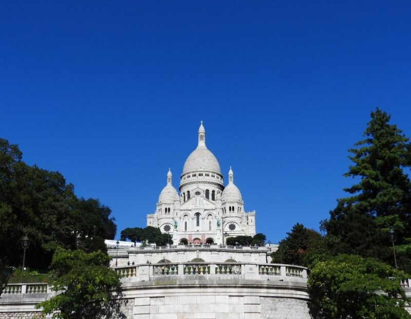 Paris: Sacré-Coeur and Montmartre Tour with Expert Guide - The Starting Point: Carrousel de Saint-Pierre