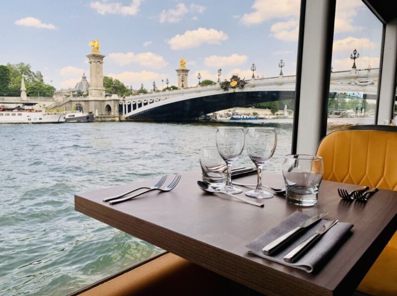 Paris: Seine River Bistronomic Dinner Cruise - Atmosphere and Service: Friendly and Relaxed