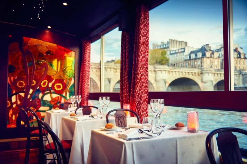 Paris: Seine River Cruise with 3-Course Dinner & Live Music - The Setting and Meeting Point