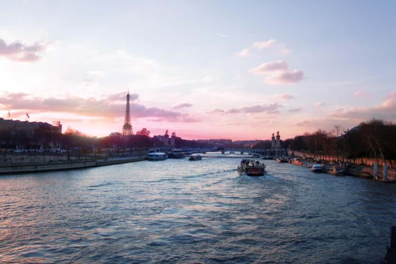 Paris: Sightseeing Cruise with 'Les Incollables' Quiz - Who Will Love This Experience?