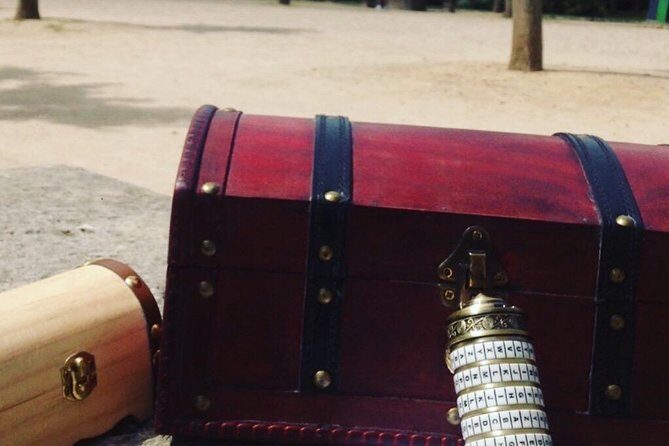 Paris Treasure Hunt  Explore the Seine from Louvre to Eiffel - Key Points