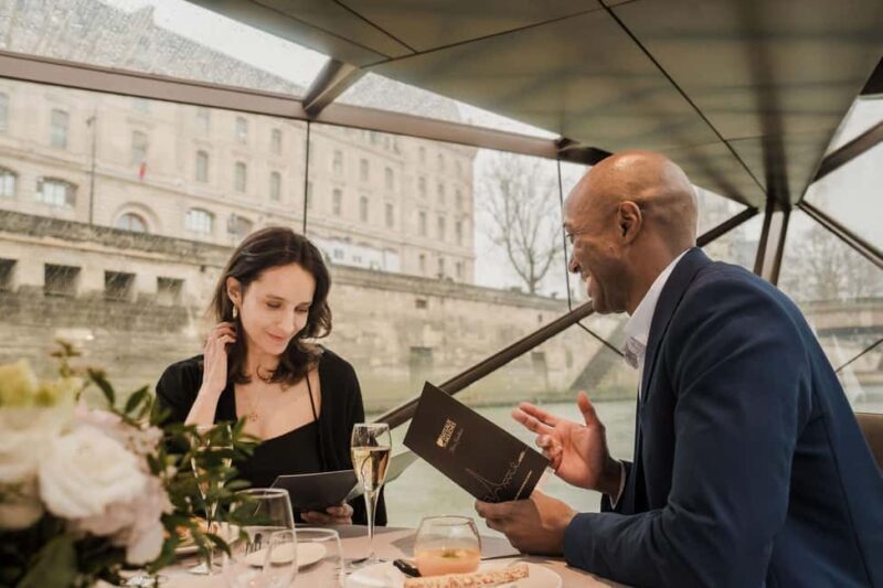 Paris : Valentine's Day Diner Cruise on the Seine river - Key Points