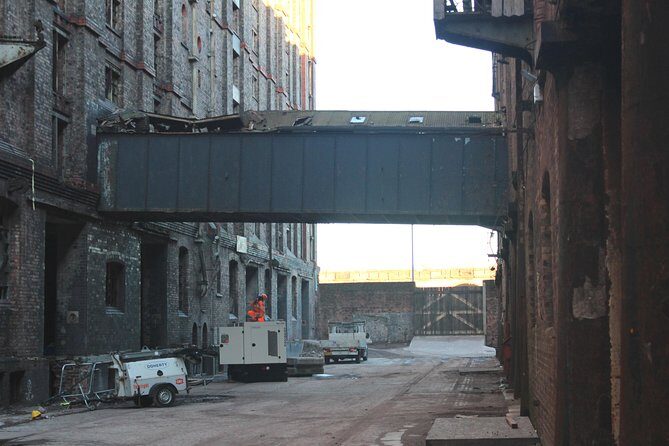 Peaky Blinders Coach Tour of Outer Liverpool & The Wirral - Authenticity and Entertainment: What Reviewers Say