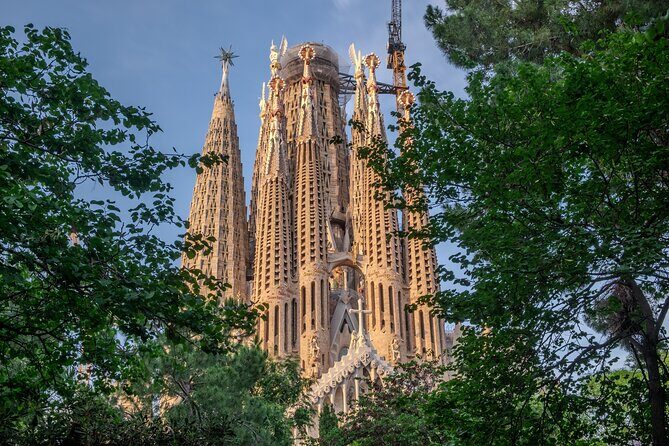 Photo Walking Tour Sagrada Familia and Gaudí in Barcelona - Who Should Consider This Tour?
