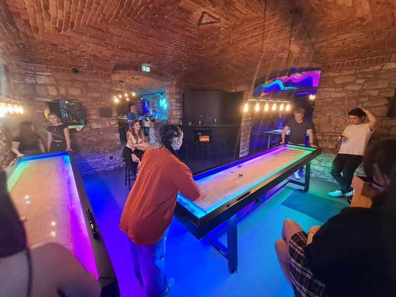 Ping pong or shuffleboard for up to 6 players - Introduction to the Experience