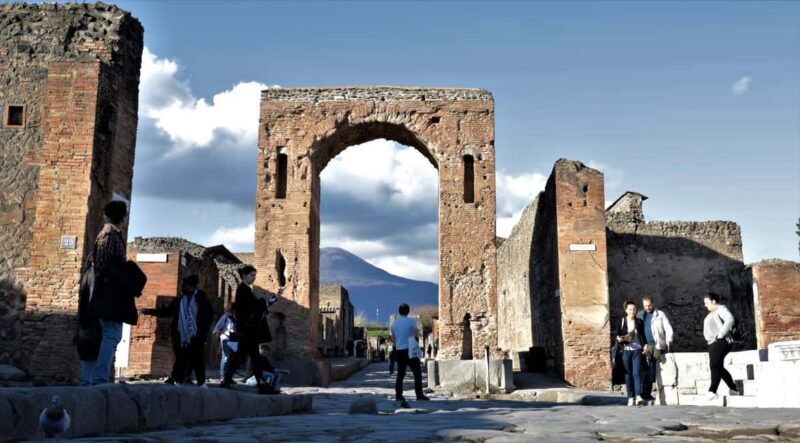 Pompeii: Semi-private tour with an Archeologist Guide - Key Points