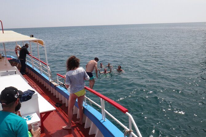 Ponta da Piedade Costal cruise and Caves-2h - The Experience with the Guides