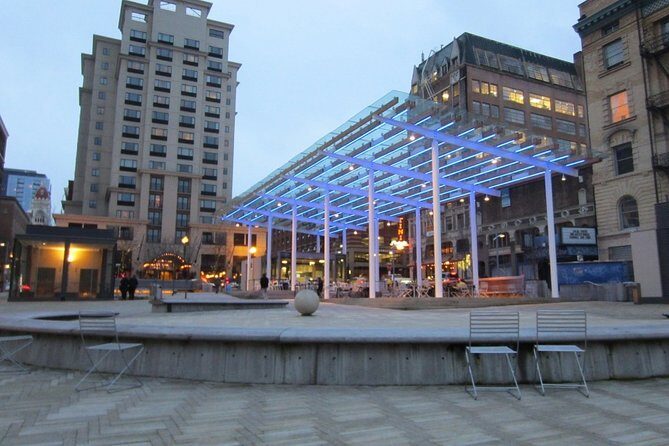 Portland Scavenger Hunt: Wealth of Wonders - Discover Portland in a Whole New Way with the Wealth of Wonders Scavenger Hunt