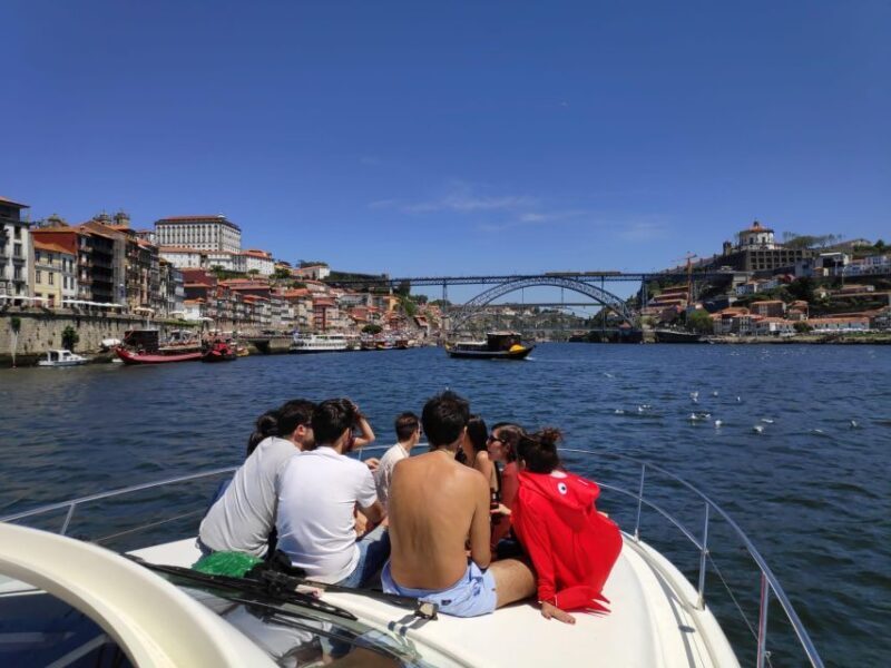 Porto: Passeio em iate privado no Douro com welcome drink - Key Points