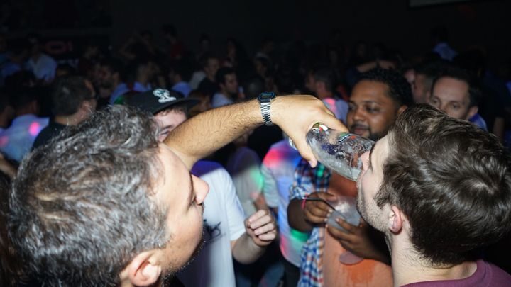 Porto: Pub Crawl with 6 Drinks and VIP Club Entry - The Sum Up