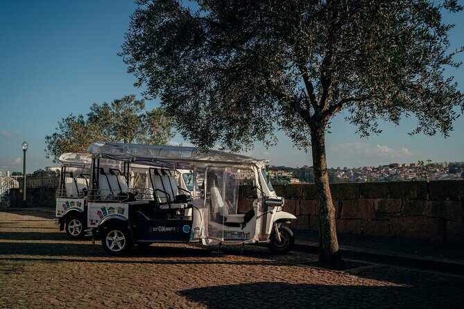 Porto Tuk Tuk: Clérigos, Seaside & Viewpoints - with Options - Introduction