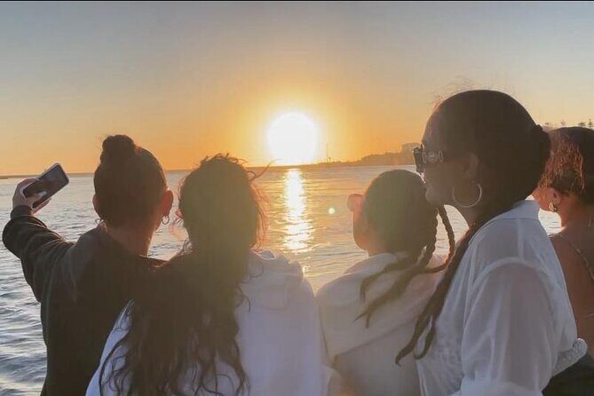 Porto:Passeio Barco no Rio Douro com Vinho do Porto e snacks 1-6 - Key Points