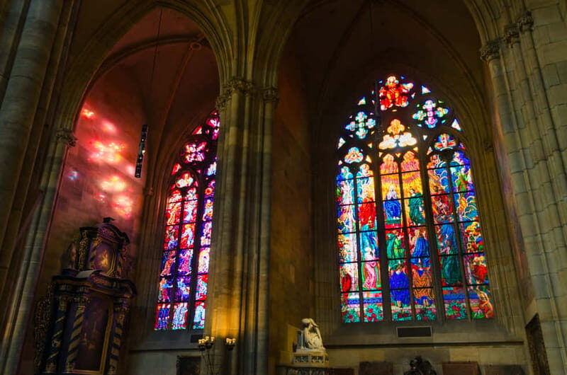 Prague Castle: 1-Hour Introduction Tour with Entry Ticket - Authentic Insights from Reviewers