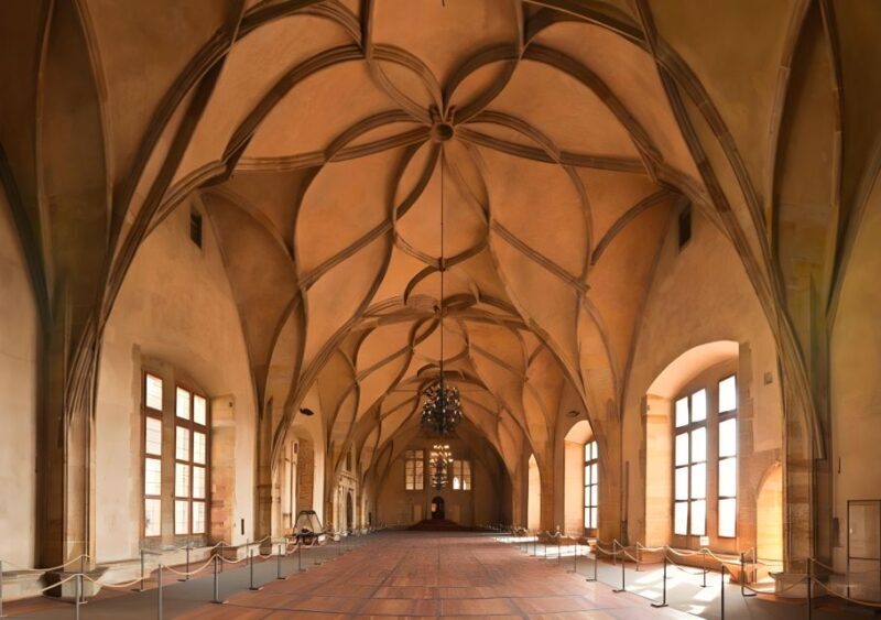 Prague Castle: Royal Palace, Cathedral, and Golden Lane Tour - Key Points