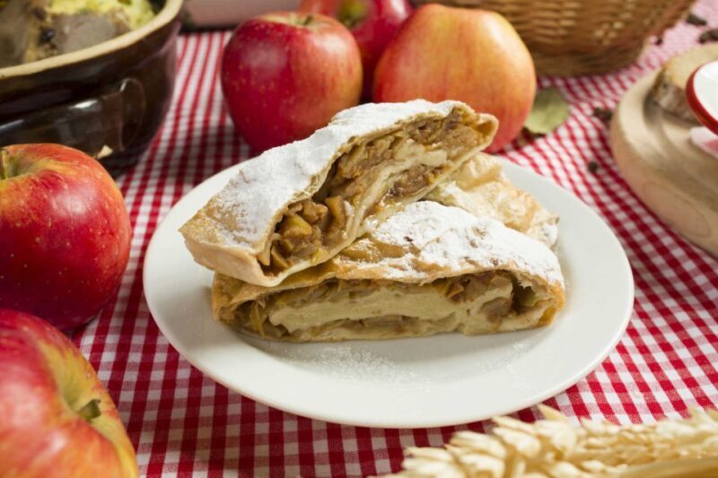 Prague: Evening Folklore Garden Party with Traditional Menu - The Entertainment: Music, Dance, and Cultural Engagement