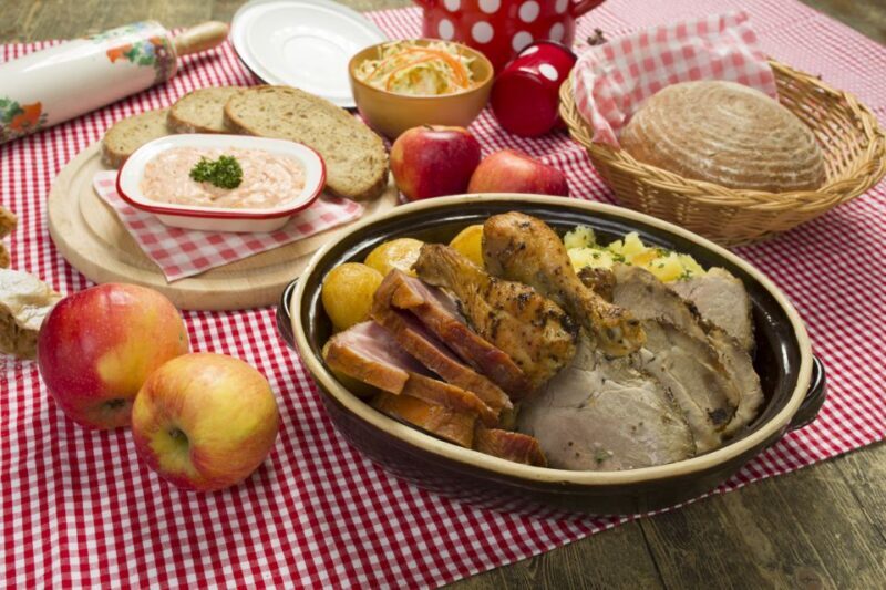 Prague: Folkloric Dinner Show with Unlimited Drinks - Introduction